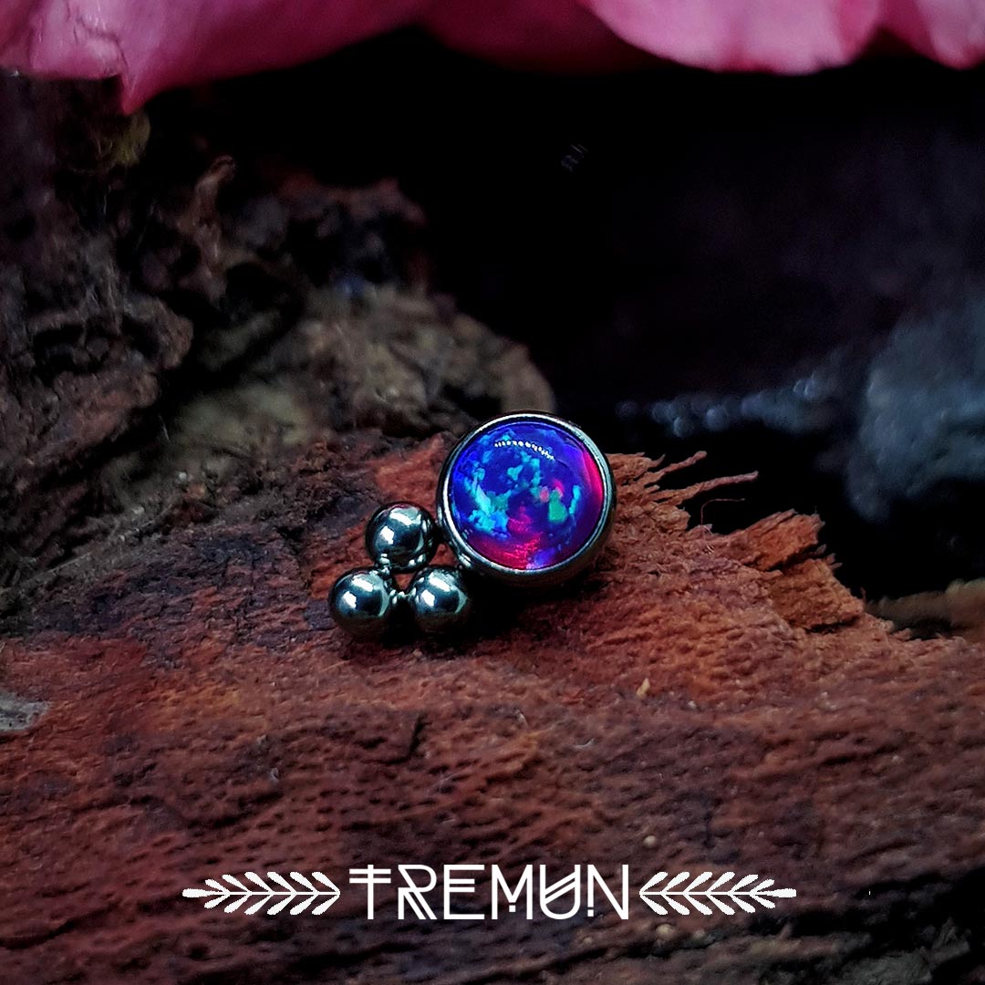 Prong Set Triangle – PiercingMed